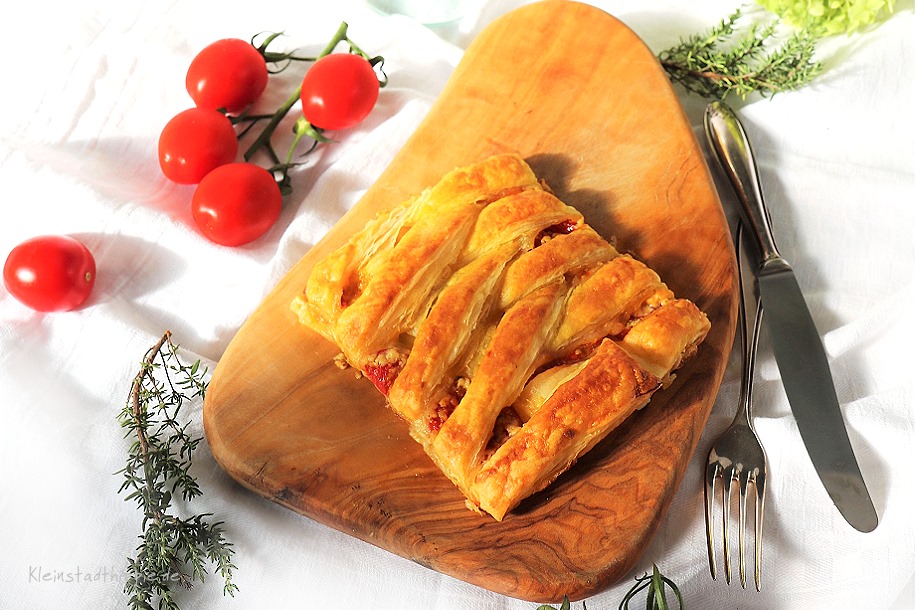 Veganer Tomatenstrudel - ob als Vor- oder Hautspeise, immer ein Genuss!